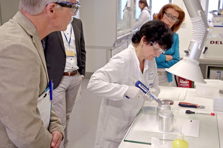 What’s the world’s strongest glue? | Article | RSC Education